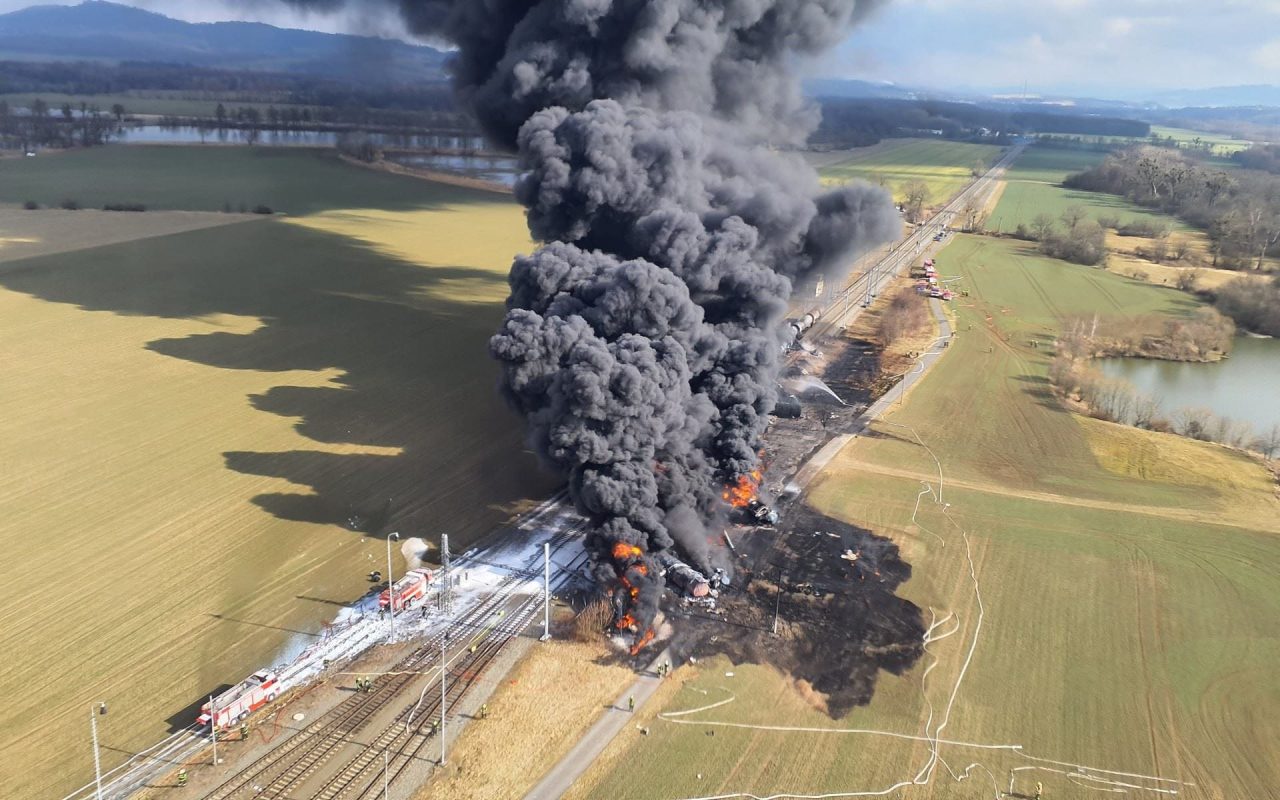 Gigantyczny pożar w rejonie Przerowa. Palą się cysterny kolejowe z ...